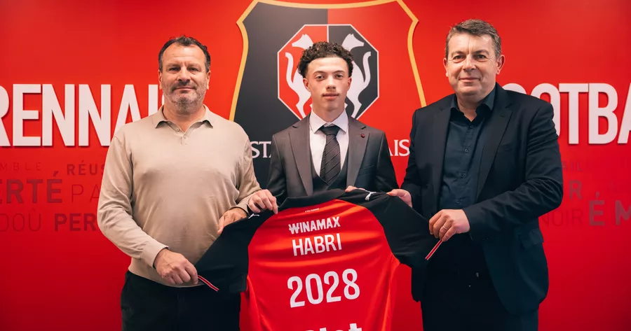 Issa Habri paraphe son premier contrat professionnel | Stade Rennais F.C.